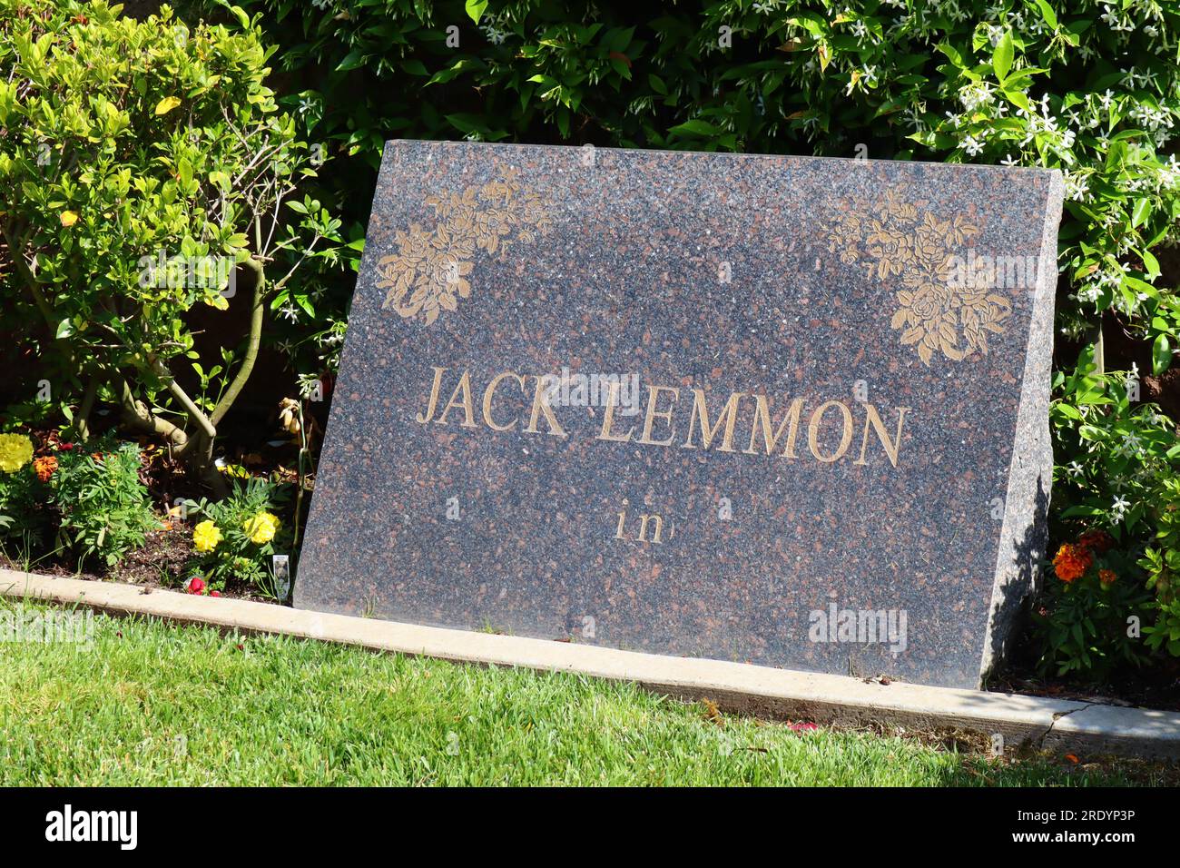 Los Angeles, California: JACK LEMMON grave at Pierce Brothers Westwood ...