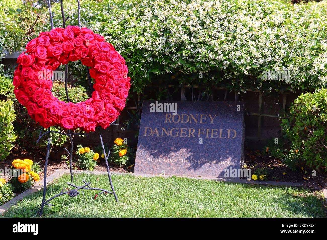 Los Angeles, California: RODNEY DANGERFIELD grave at Pierce Brothers ...
