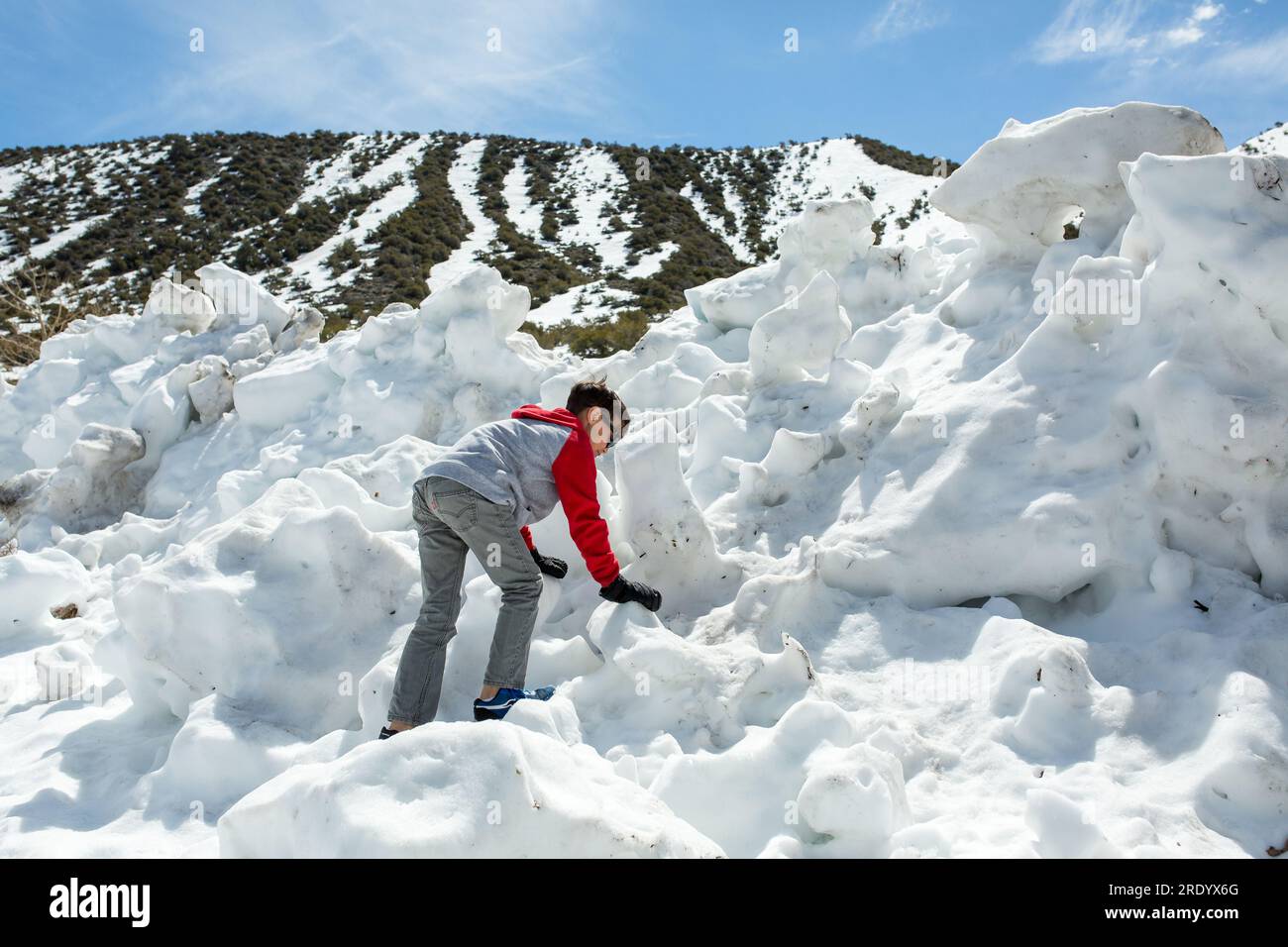 Kid snow hi-res stock photography and images - Alamy