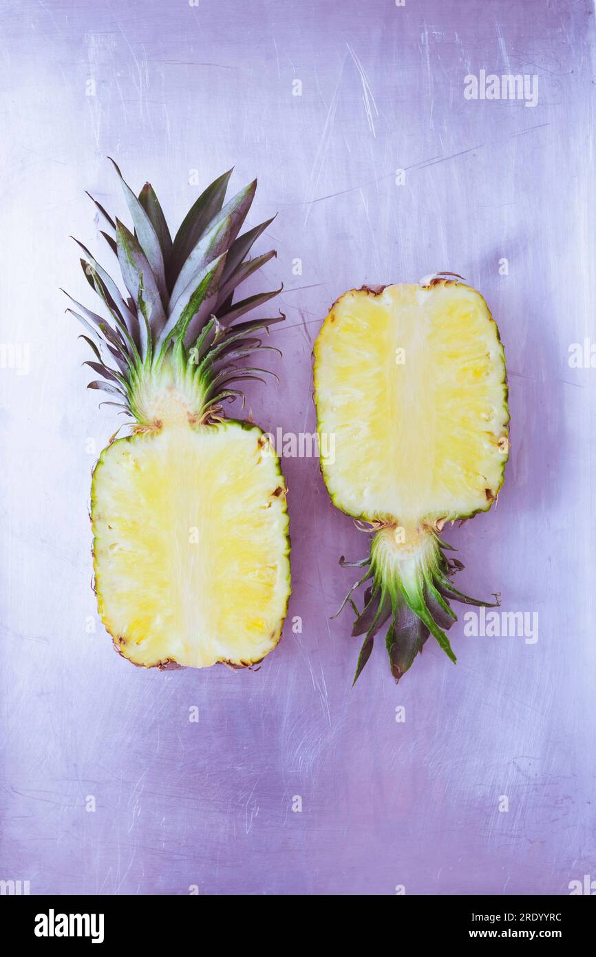 Top view on two halves of a pineapple Stock Photo - Alamy