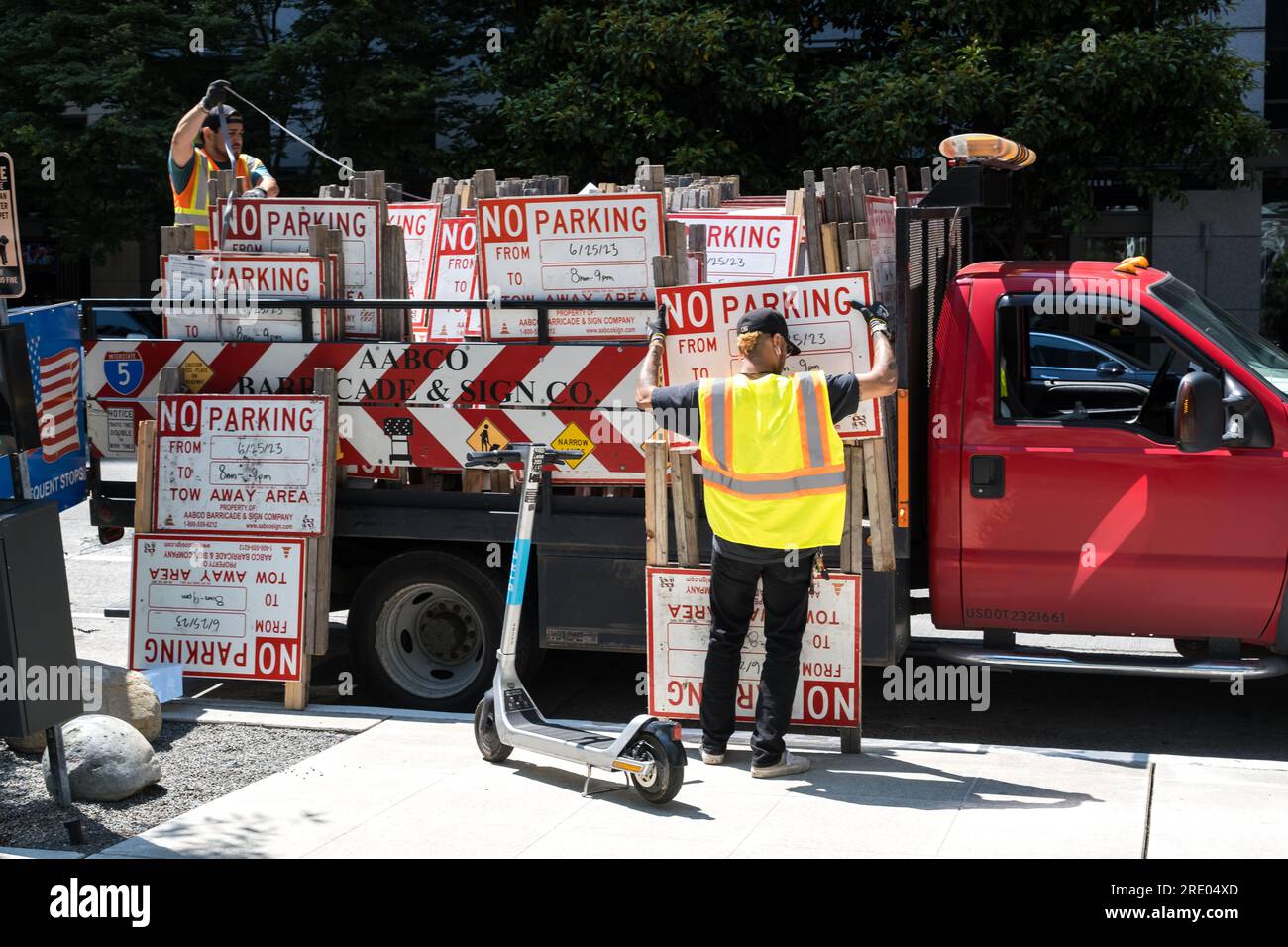 Seattle, USA. 26 Jun, 2023. No parking signs in seattle Stock Photo - Alamy