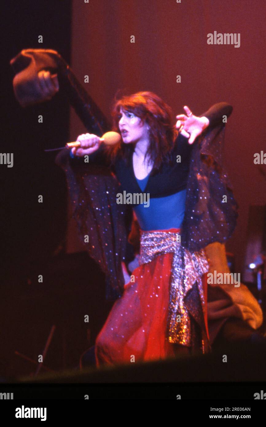 Kate bush 1979 hi-res stock photography and images - Alamy