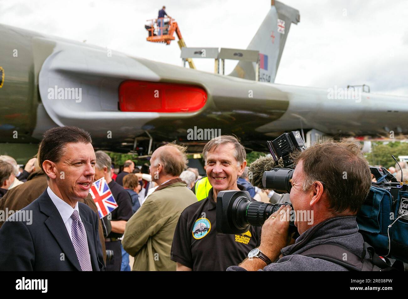 Pilot Sqn Ldr Dave Thomas with Avro Vulcan bomber plane XH558 rolled ...