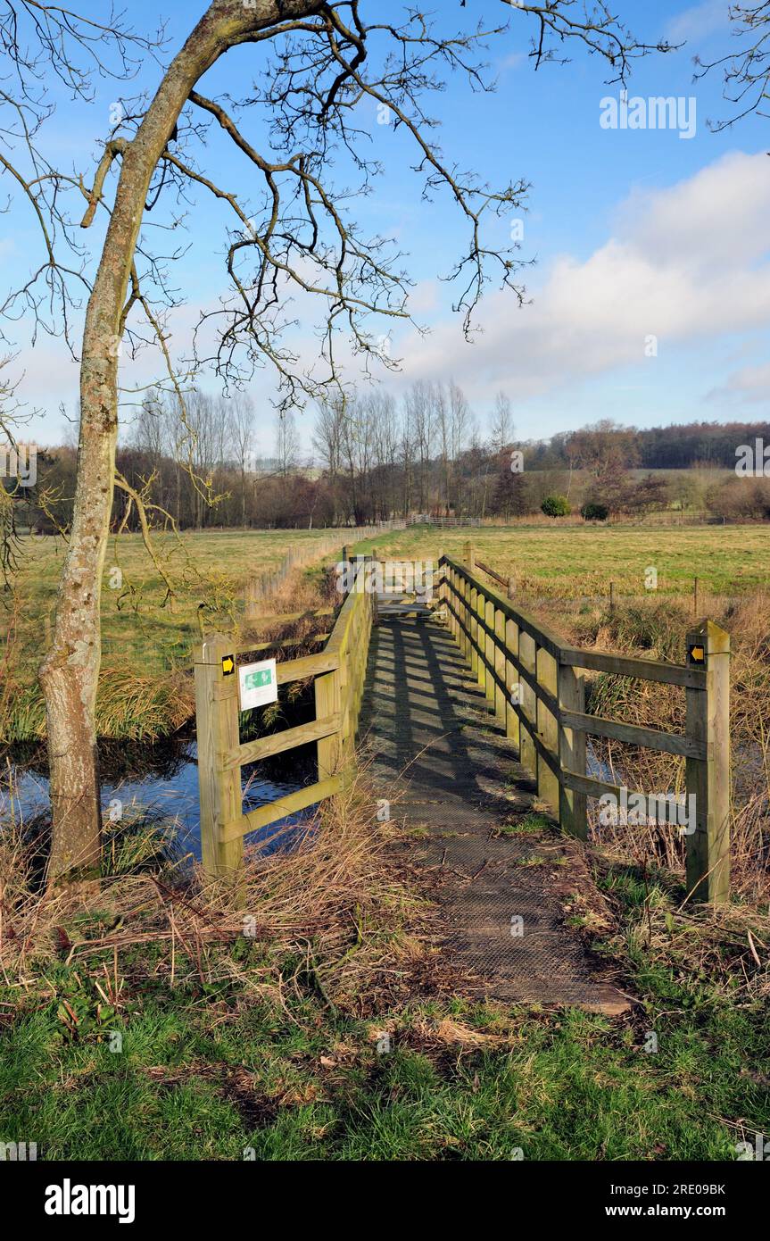 River kennet footbridge hi-res stock photography and images - Alamy
