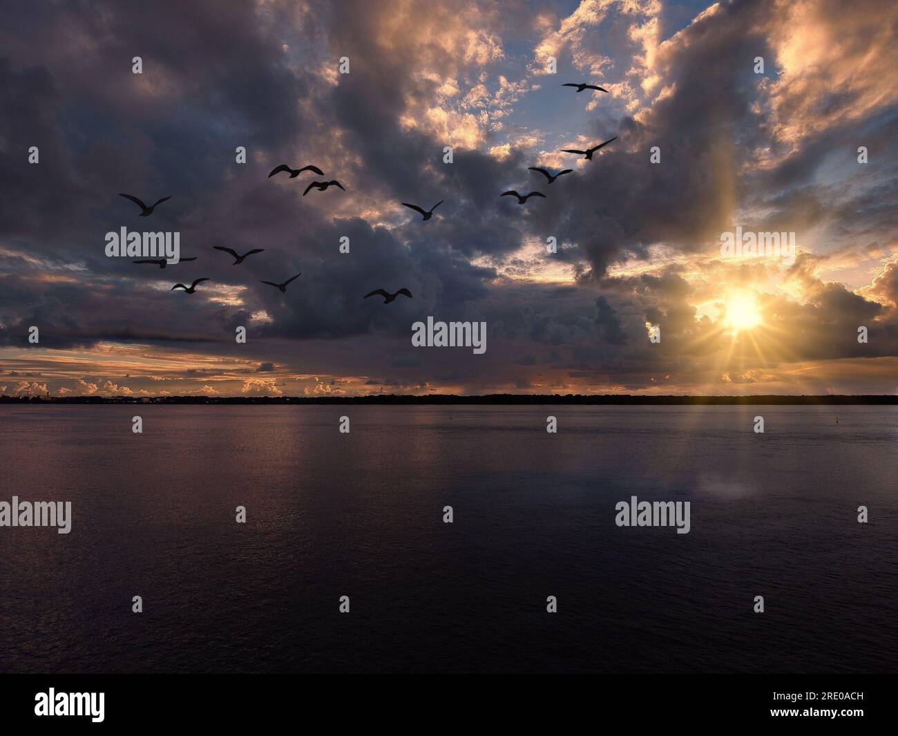 Sun over water hi-res stock photography and images - Alamy