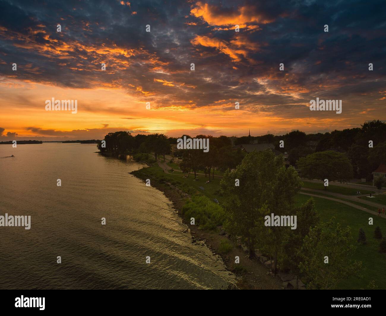 Water summer shoreline hi-res stock photography and images - Alamy