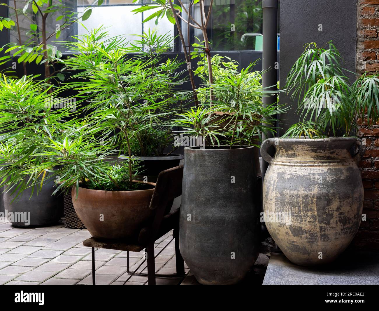 Clay pots construction hi-res stock photography and images - Alamy