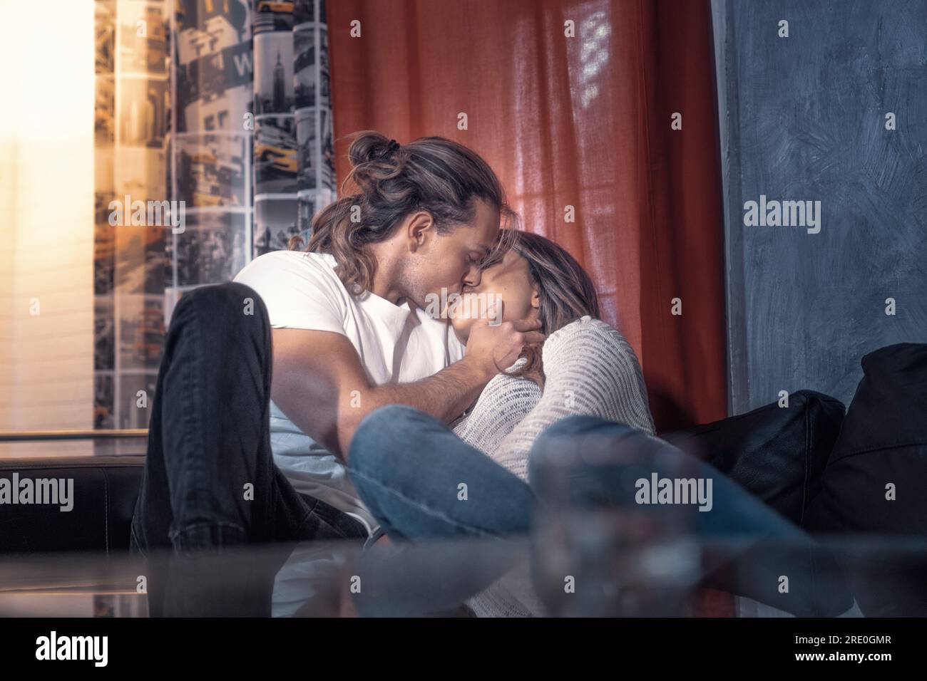 Couple kiss sofa hi-res stock photography and images - Alamy
