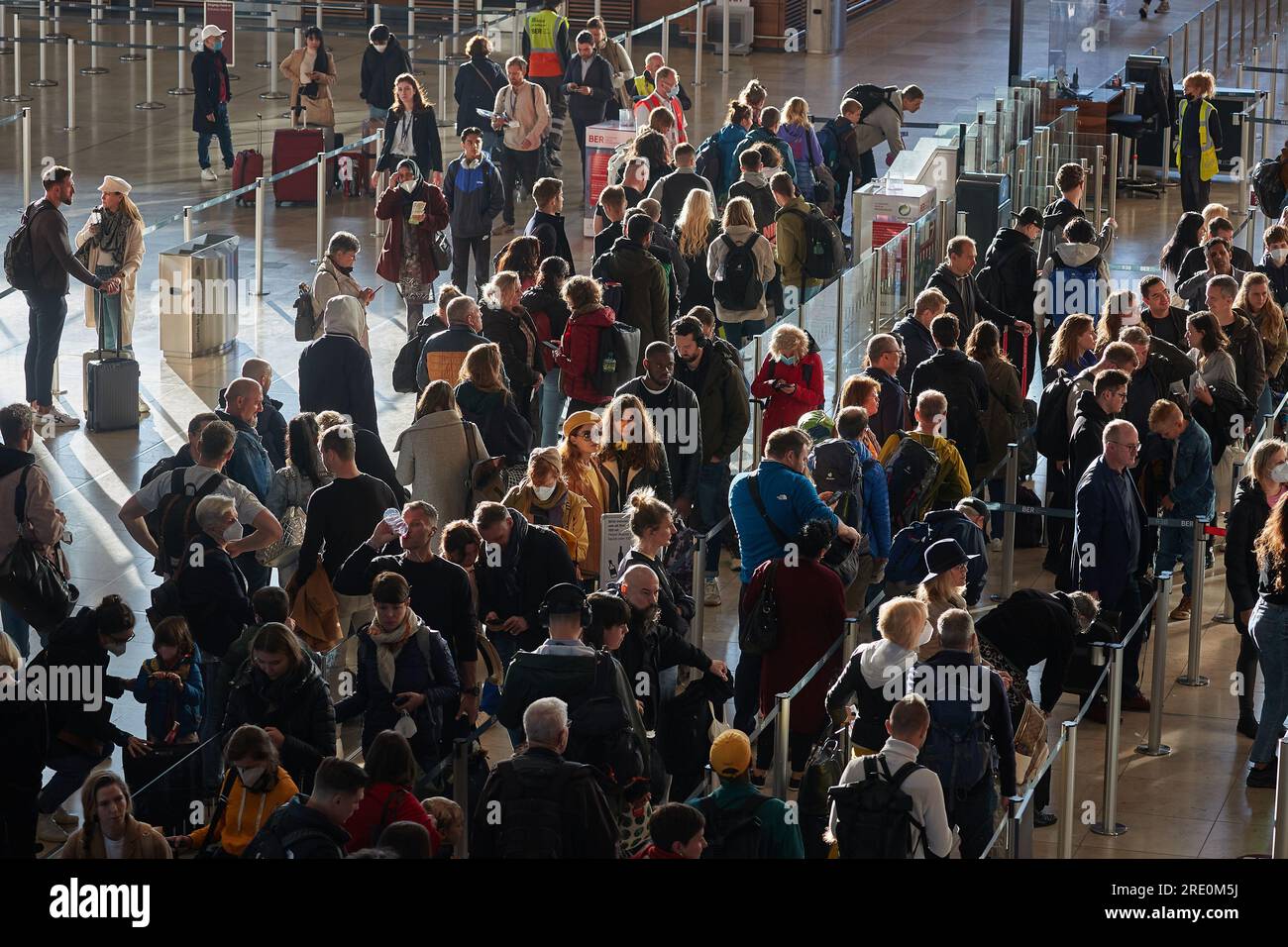 Berlin Airport, long check in line Stock Photo - Alamy