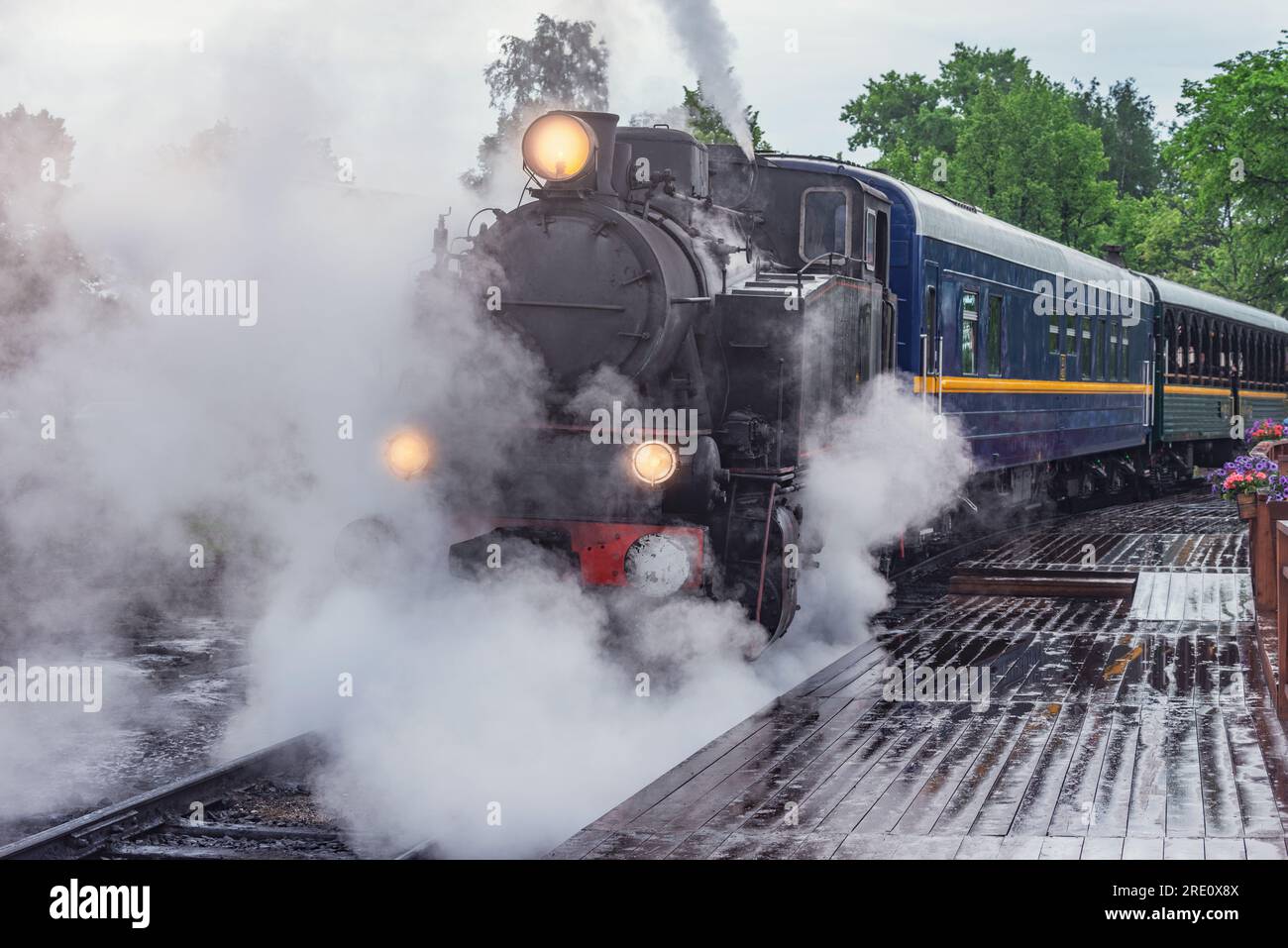 Retro steam train approaches to the platform Stock Photo - Alamy