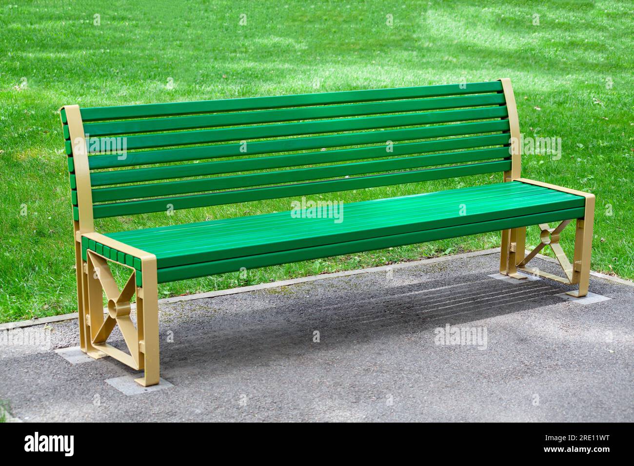 Park bench, side view, empty hi-res stock photography and images - Alamy