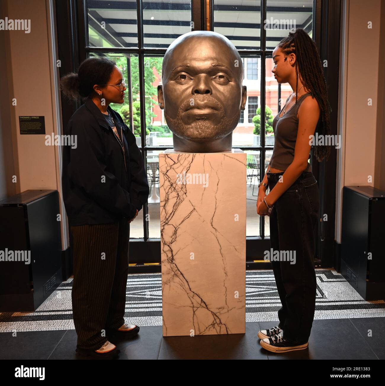 Sculpture head foot bronze hi-res stock photography and images - Alamy