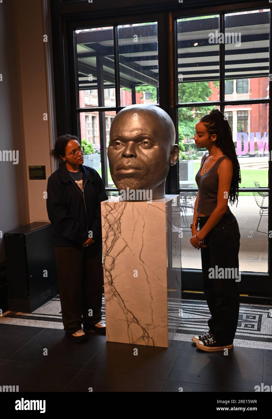 This new free display will see these ideas in dialogue with objects ...