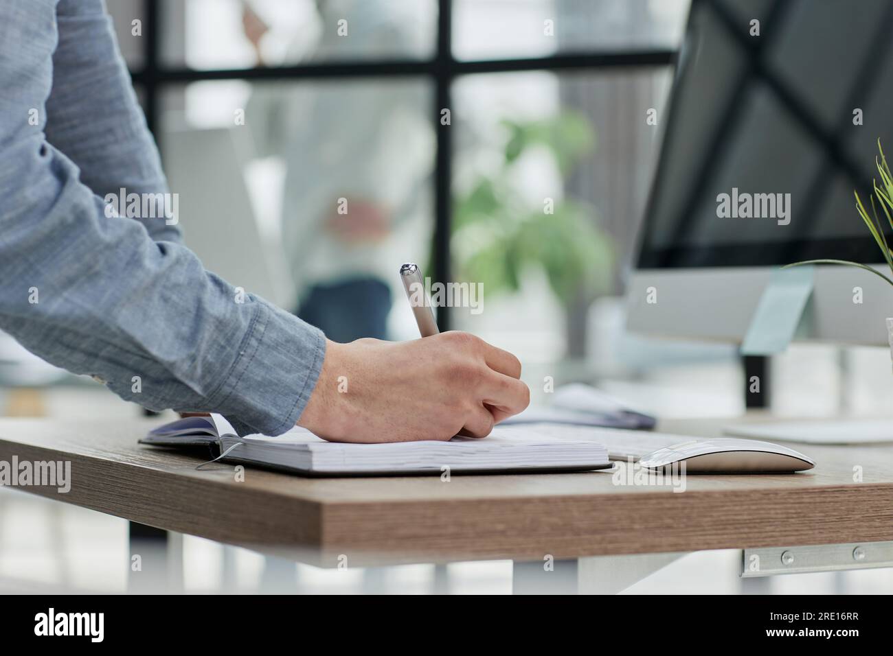 Student making notes outside hi-res stock photography and images - Alamy