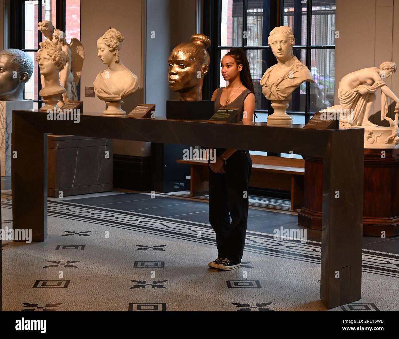 Sculpture head foot bronze hi-res stock photography and images - Alamy