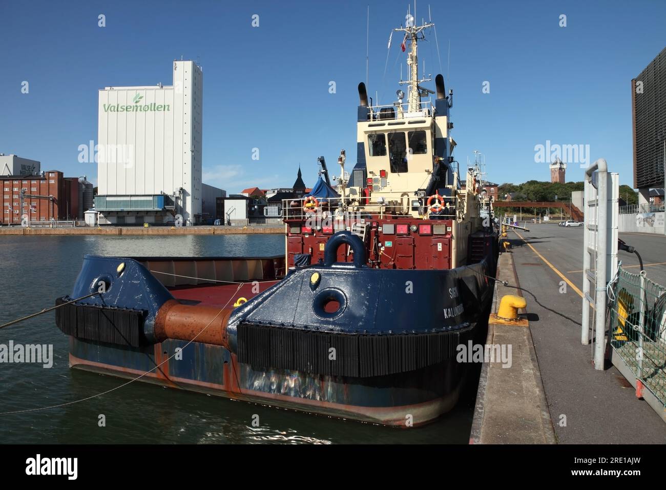 Boat moored in docks hi-res stock photography and images - Alamy