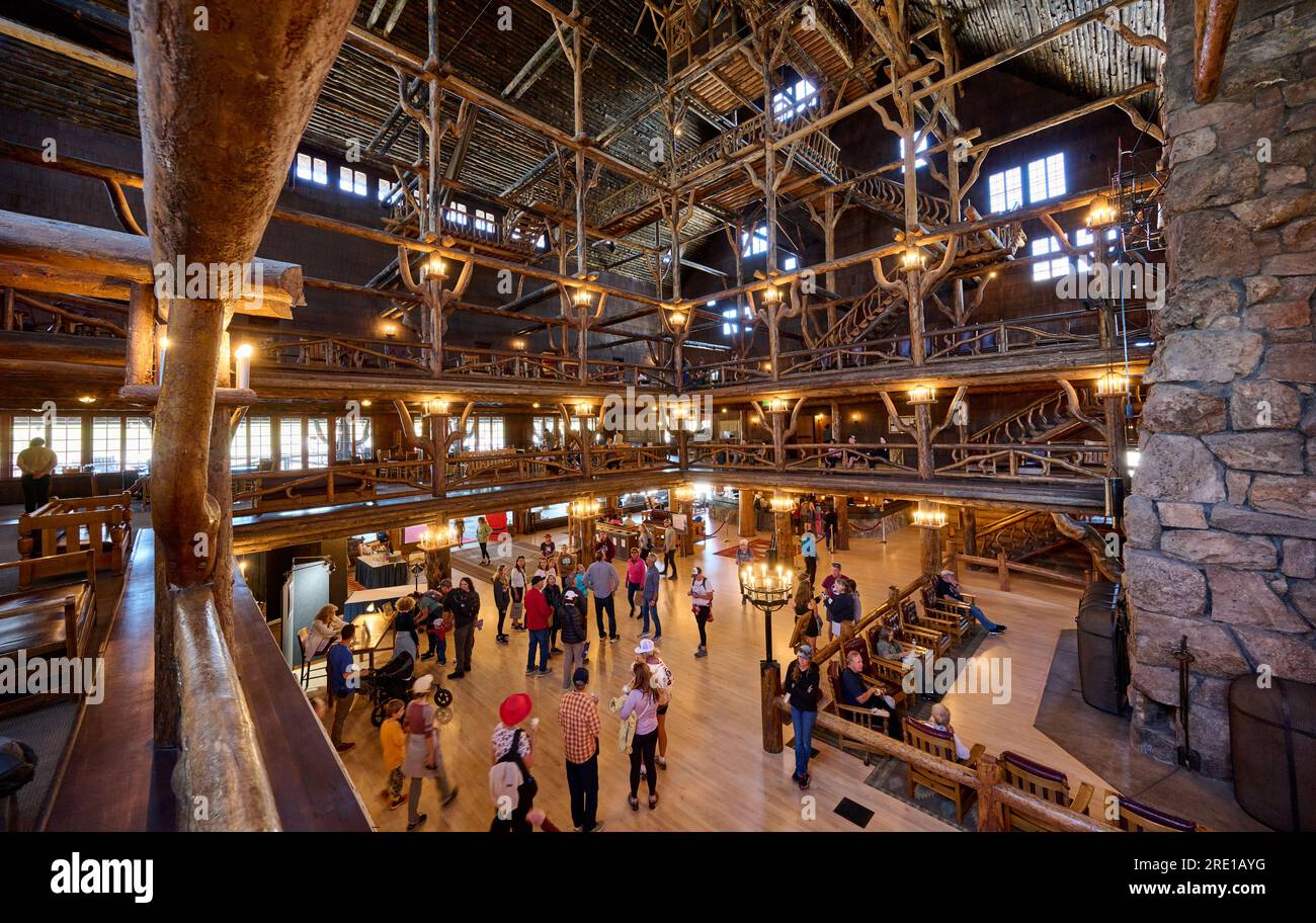 Old faithful inn yellowstone nationalpark hi-res stock photography and ...