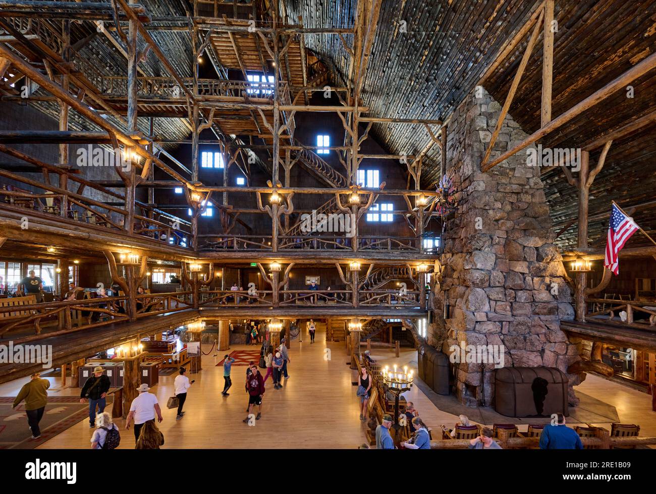 Old faithful inn yellowstone nationalpark hi-res stock photography and ...