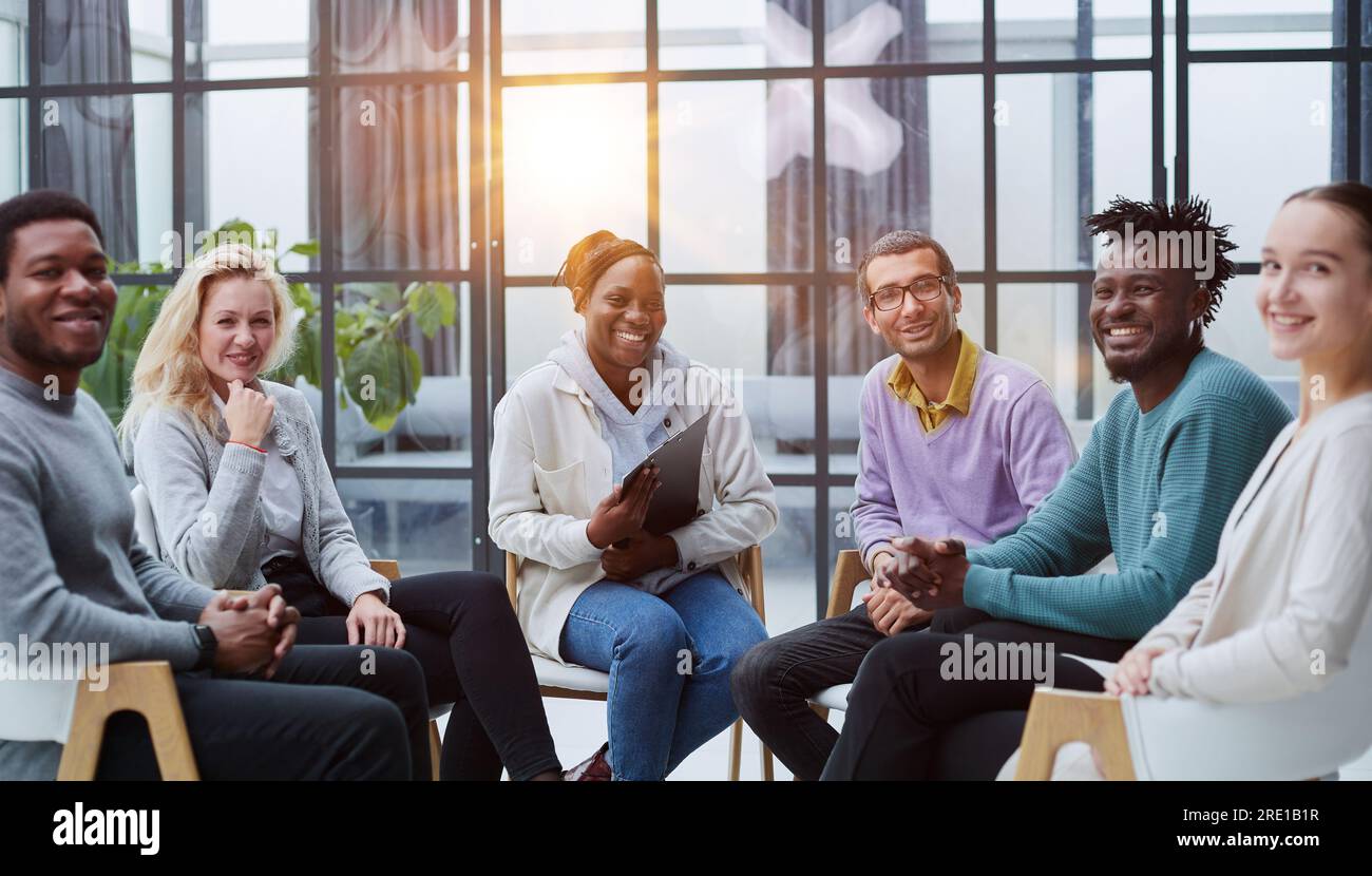 Female delivering presentation hi-res stock photography and images - Alamy