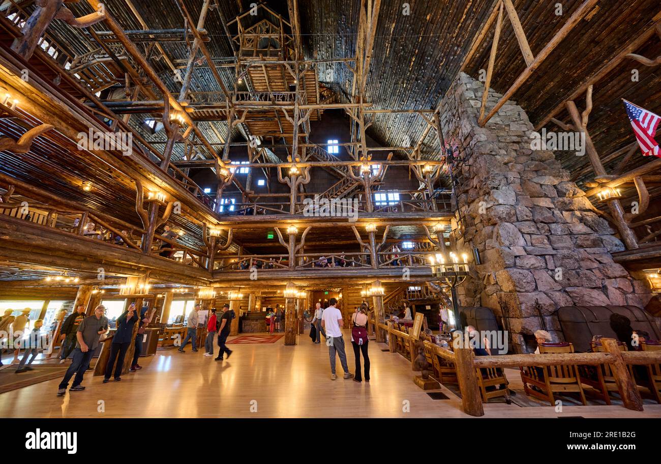 Old faithful inn yellowstone nationalpark hi-res stock photography and ...
