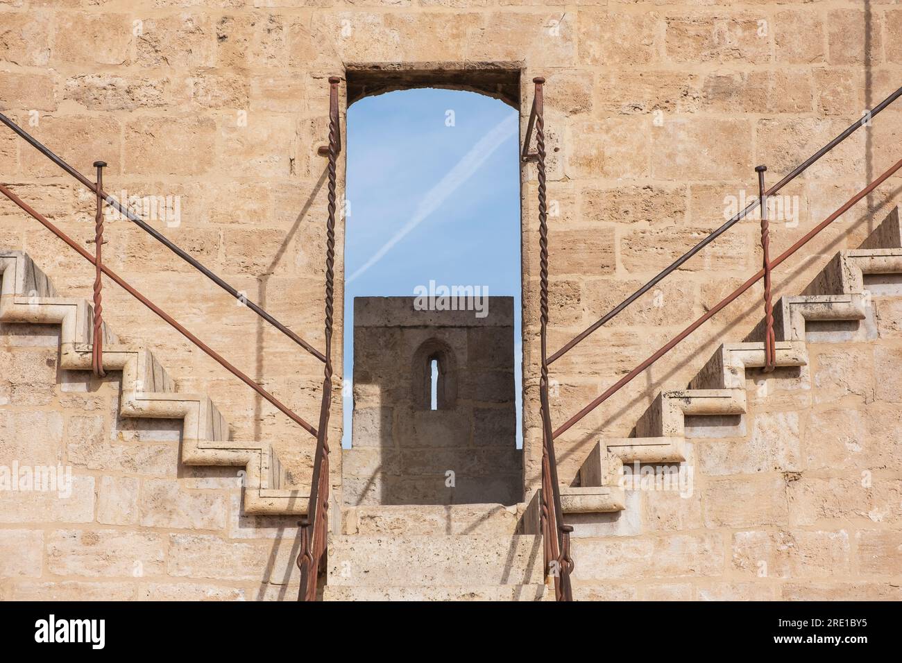 Die Serranos-Türme (Torres de Serranos) in der Altstadt von Valencia ... Die Serranos-Türme (Torres de Serranos) in der Altstadt von Valencia ...