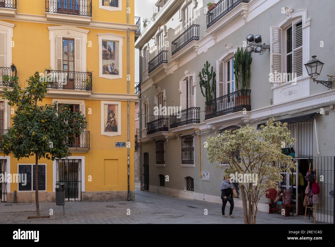 Street scene from the old town in Valencia Stock Photo - Alamy
