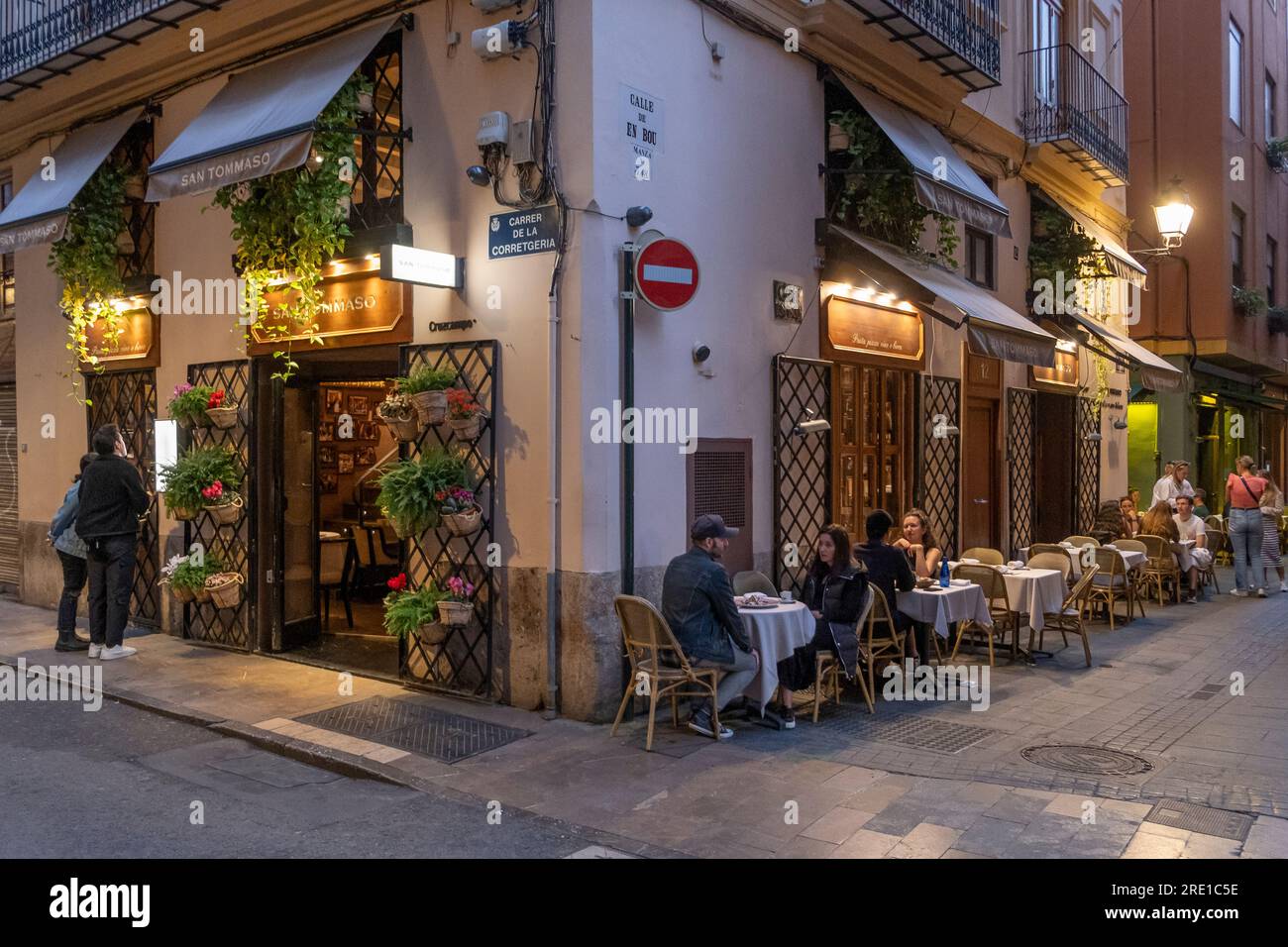 Street scene from the old town in Valencia. Restaurant in the evening ...