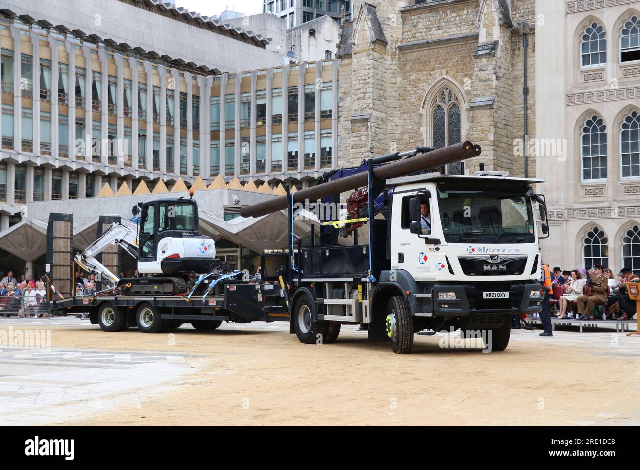 M.A.N POLE ERECTION UNIT TRUCK OF KELLY GROUP OVERHEAD TELECOMS ...