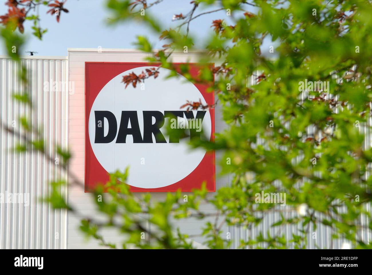 Darty logo. The Darty group specializes in household electrical ...