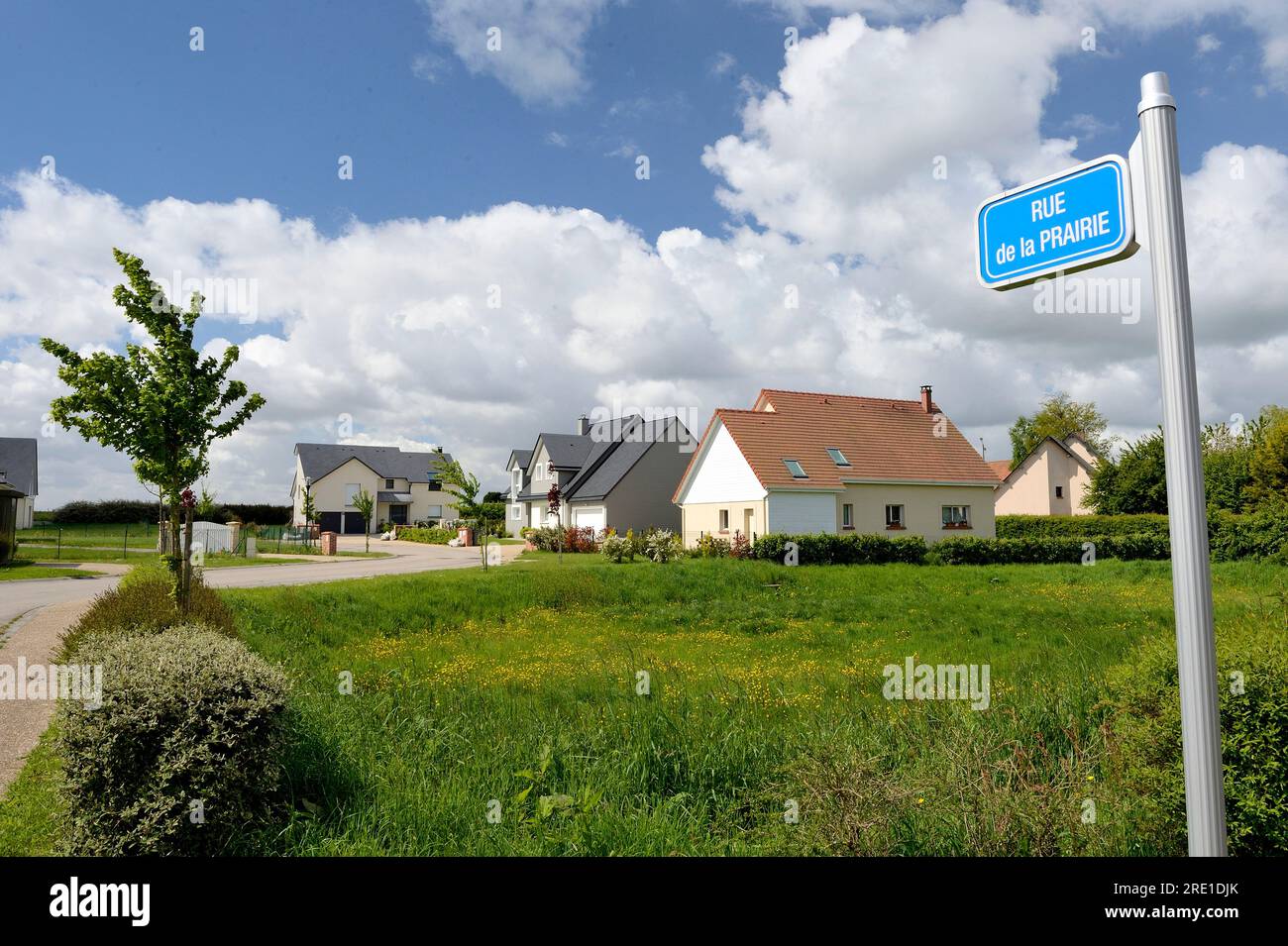 Land issues, disappearance of farmland: former rural road now occupied ...