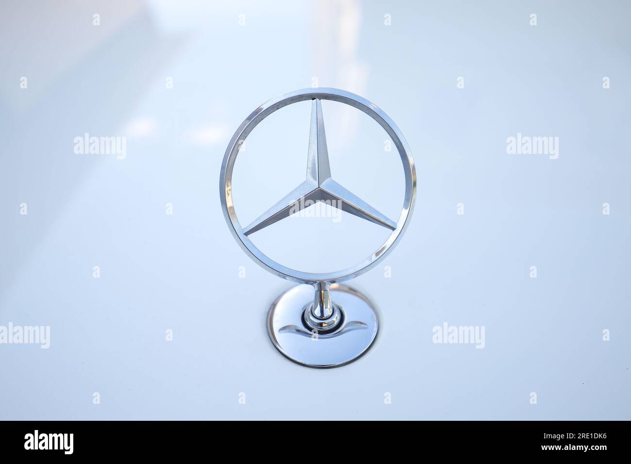 Mercedes benz badge symbol hi-res stock photography and images - Alamy