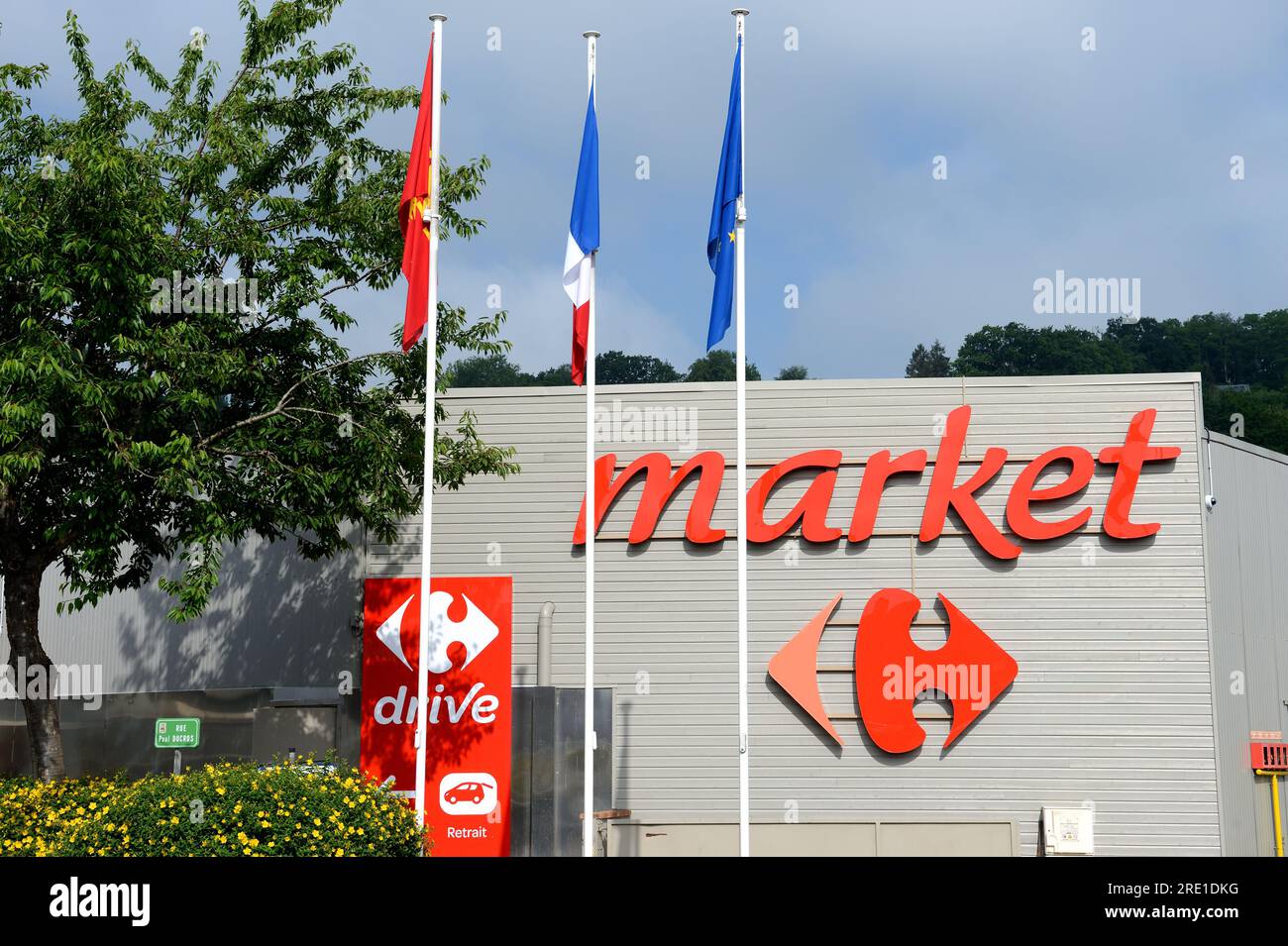 Sign of a Carrefour Market supermarket and drive thru logo Stock Photo ...