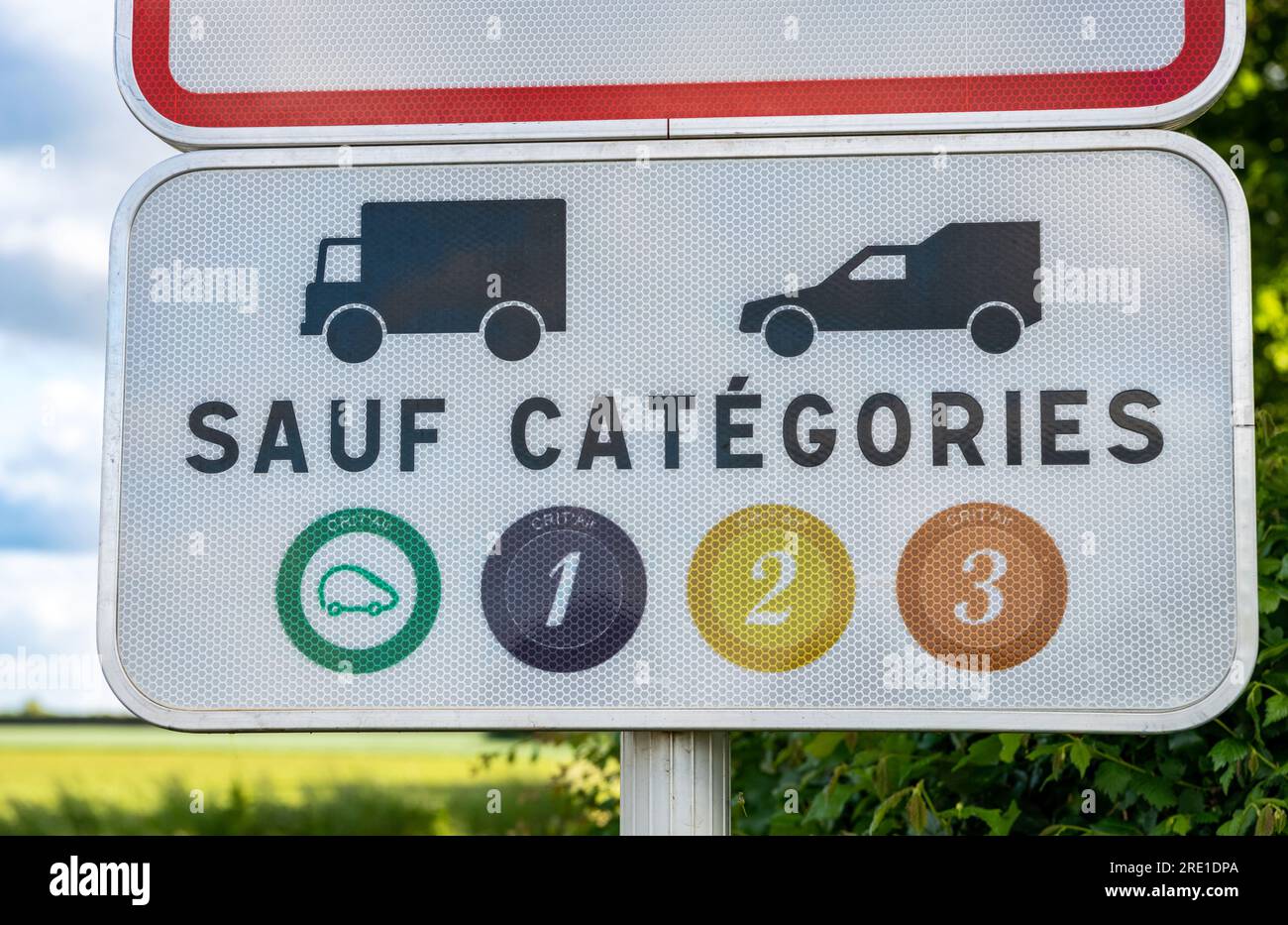 LEZ road sign, low emission zone on a country road at the entrance to ...