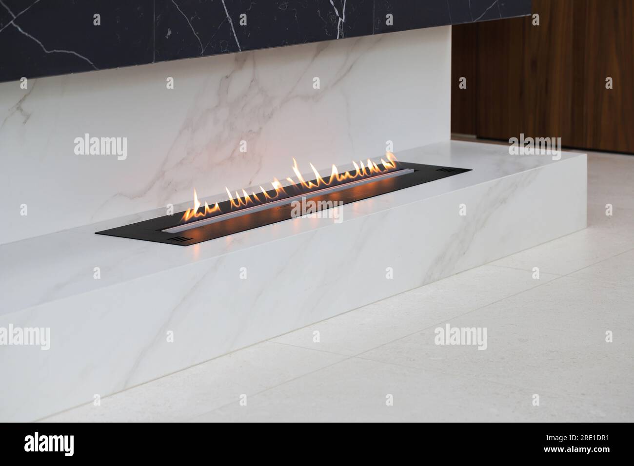 Flaming fireplace living room hi-res stock photography and images - Alamy