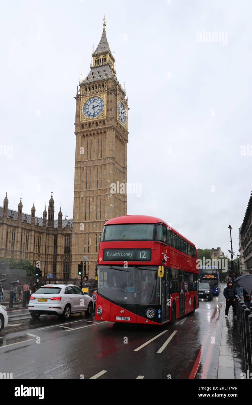 PORTRAIT VIEW OF A RED LONDON NEW ROUTEMASTER BUS PASSING BIG BEN Stock ...