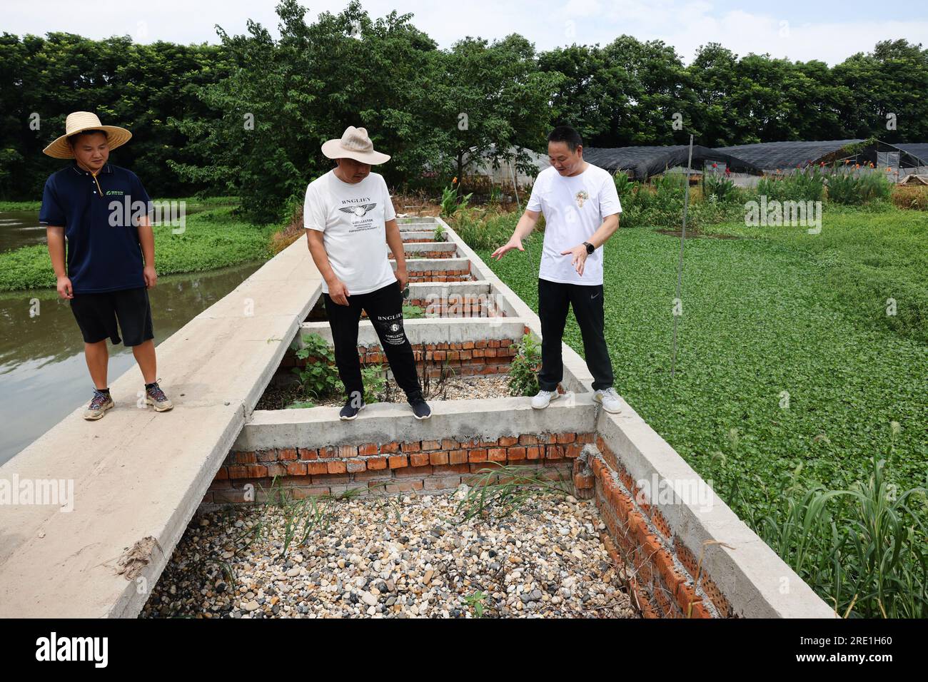 (230724) -- YUEYANG, July 24, 2023 (Xinhua) -- Xie Yonghong (R ...