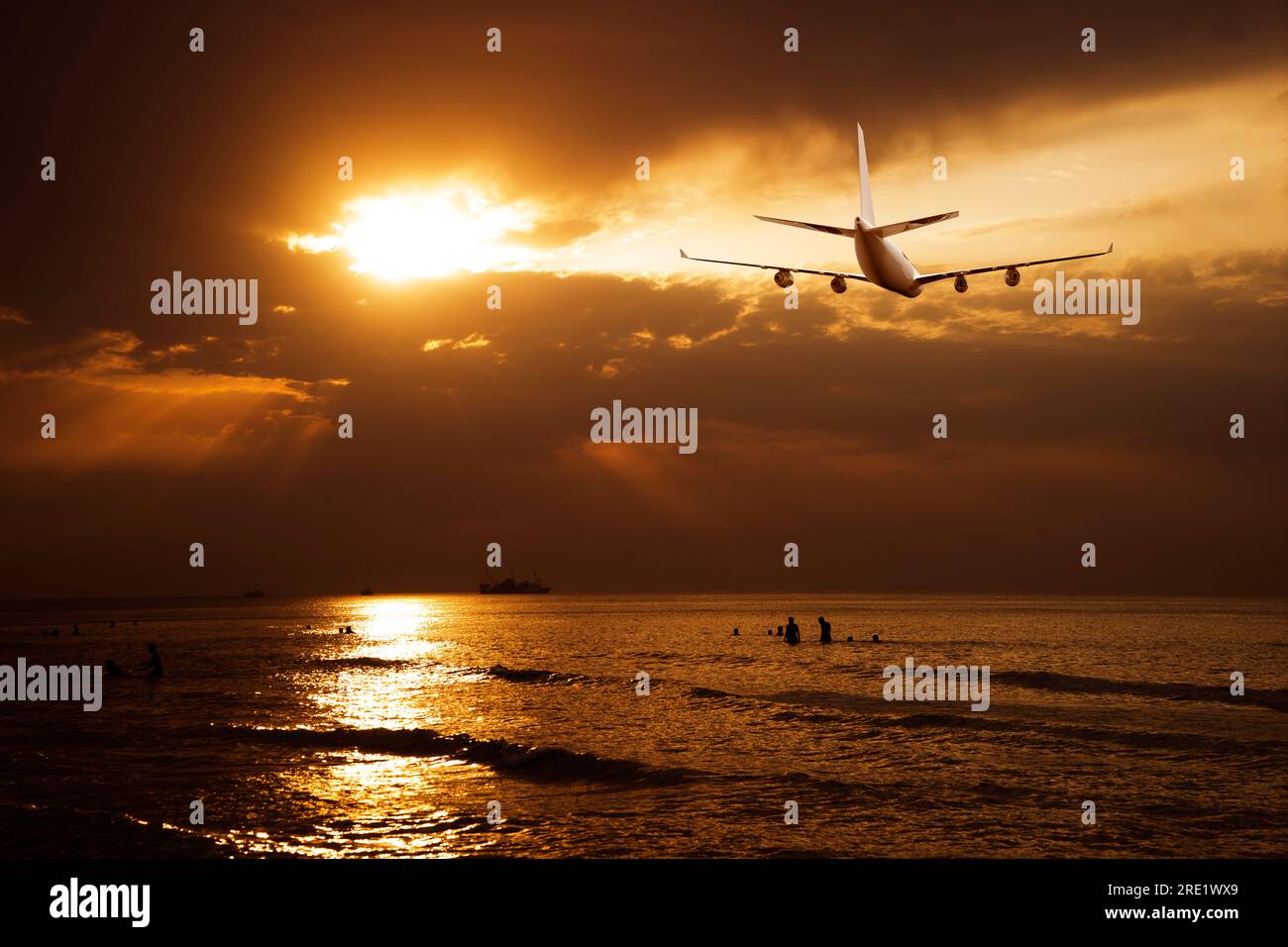 Jet plane flies over ocean hi-res stock photography and images - Alamy