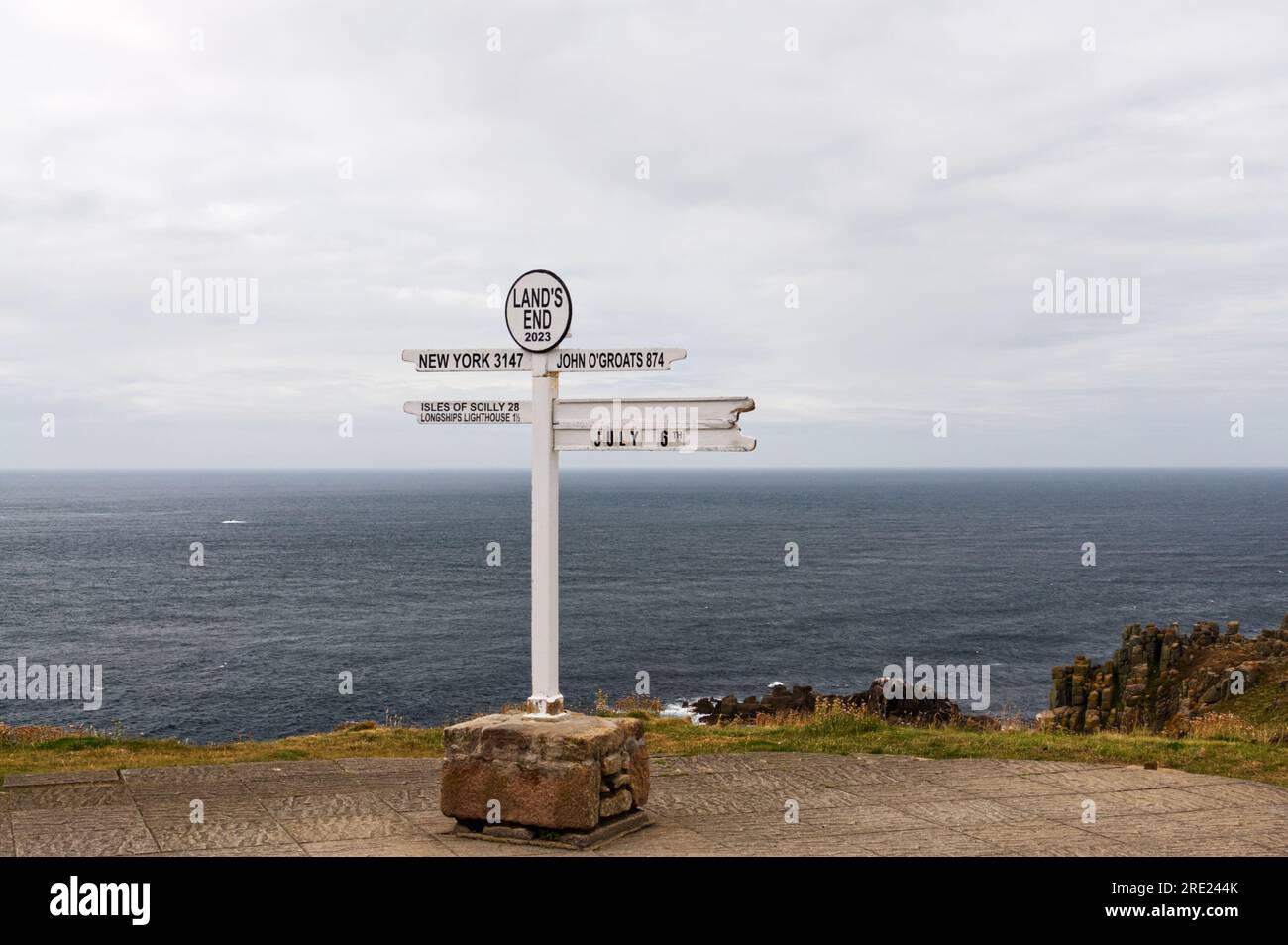 The iconic signpost lands end cornwall hi-res stock photography and ...