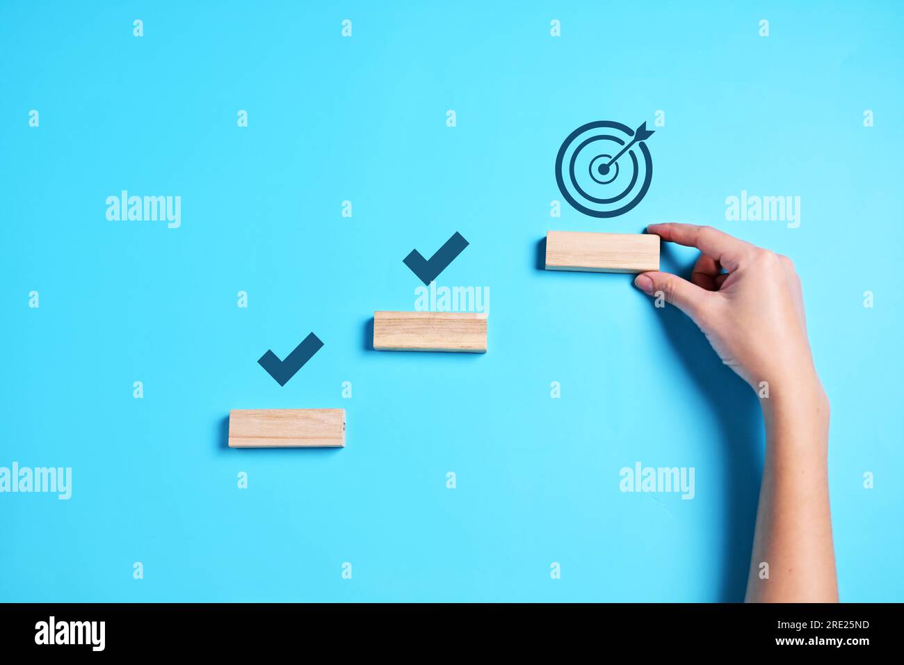 Target icon. Goal symbol. Arrow hit the middle point of dartboard ...