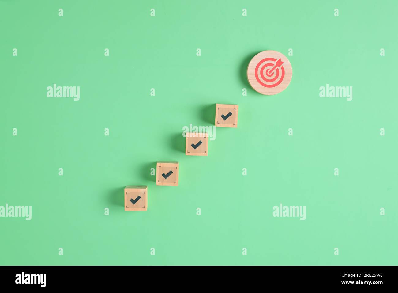 Target icon. Goal symbol. Arrow hit the middle point of dartboard ...