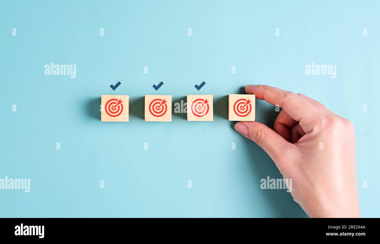 Target icon. Goal symbol. Arrow hit the middle point of dartboard ...