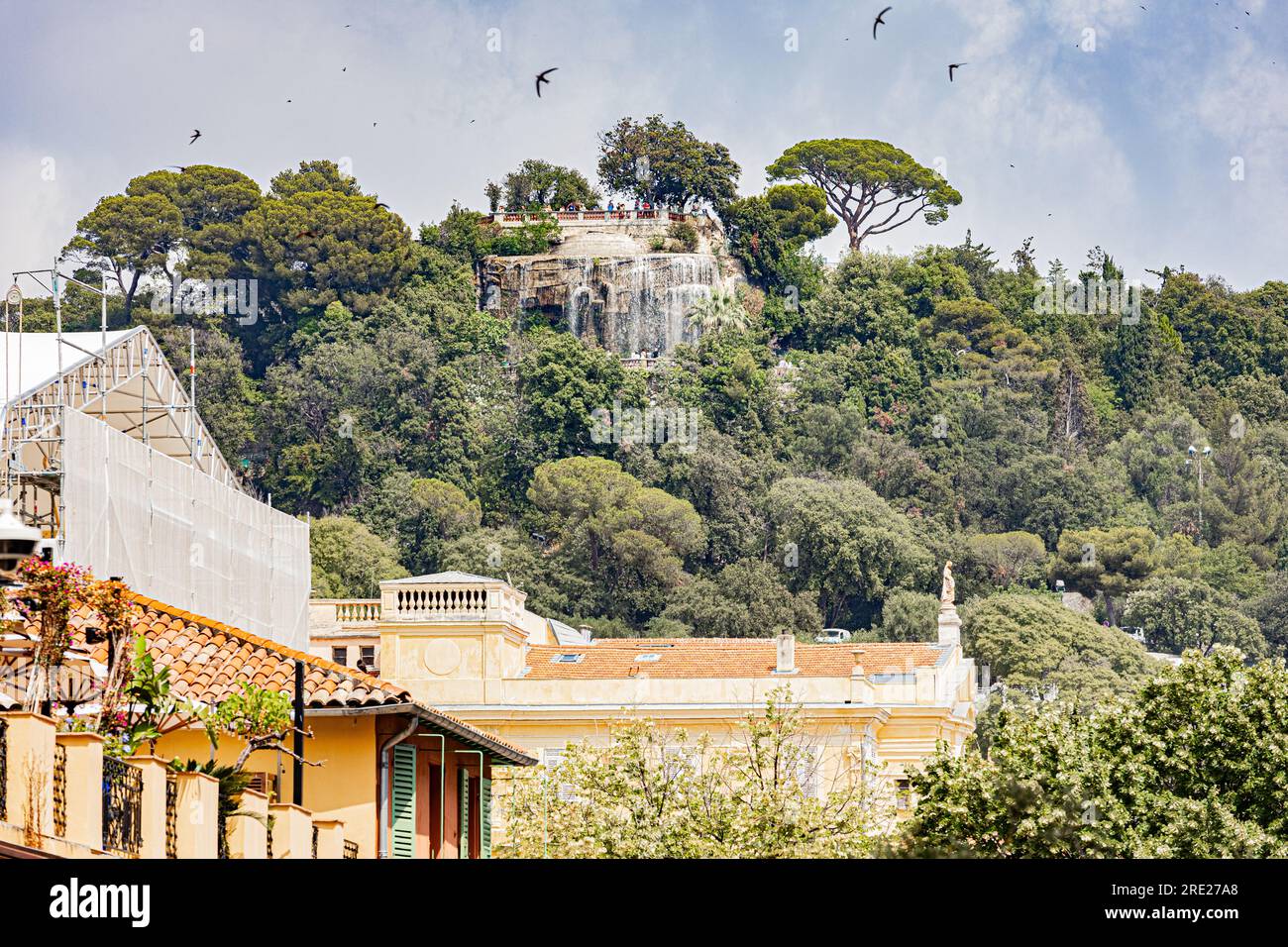 Nice and its charms at the height of summer in scorching heat. Nice et ...