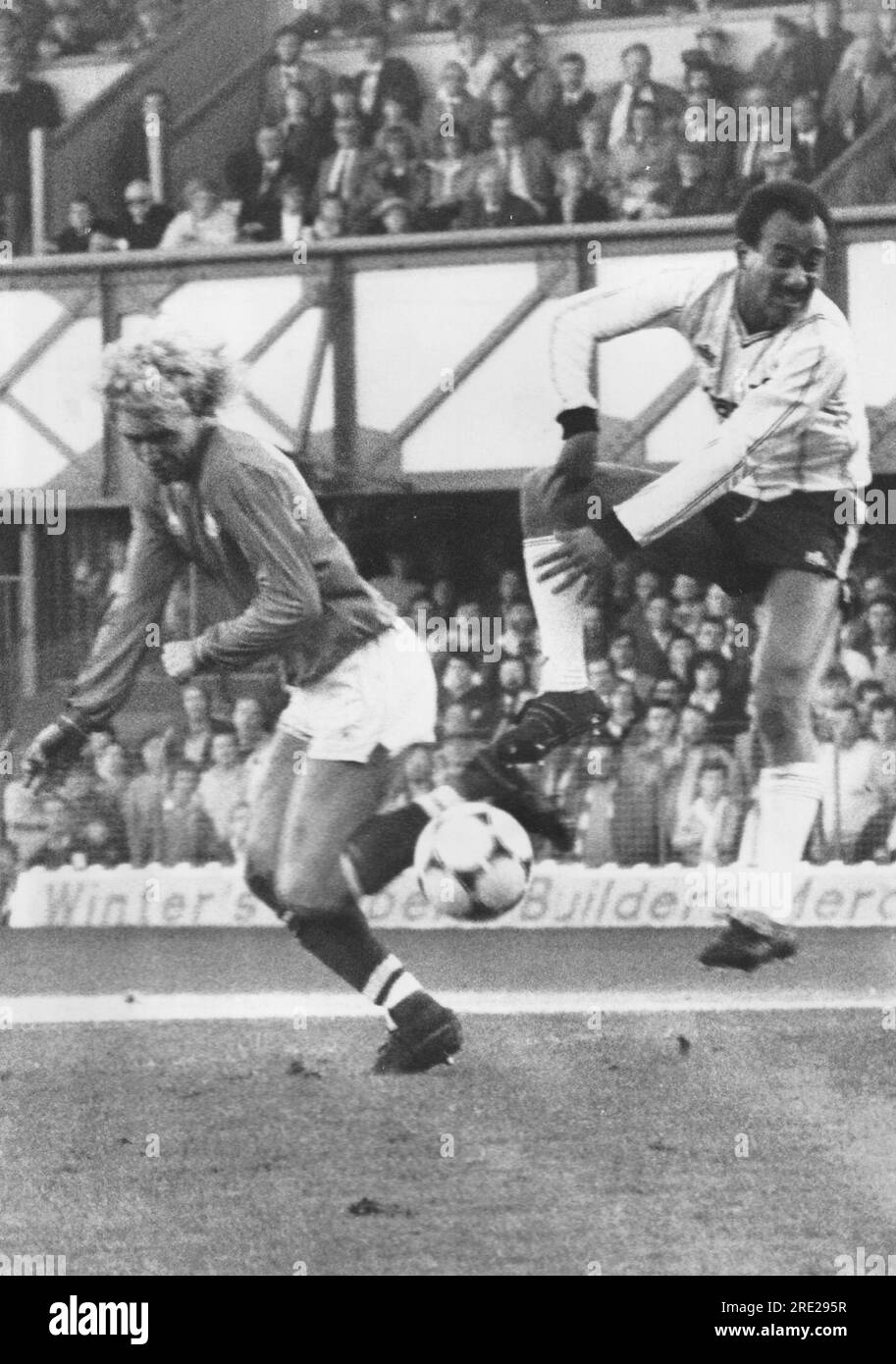 SCOTT McGARVEY AND NOTTS COUNTY'S PEDRO RICHARDS, PORTSMOUTH FC. 1984 ...