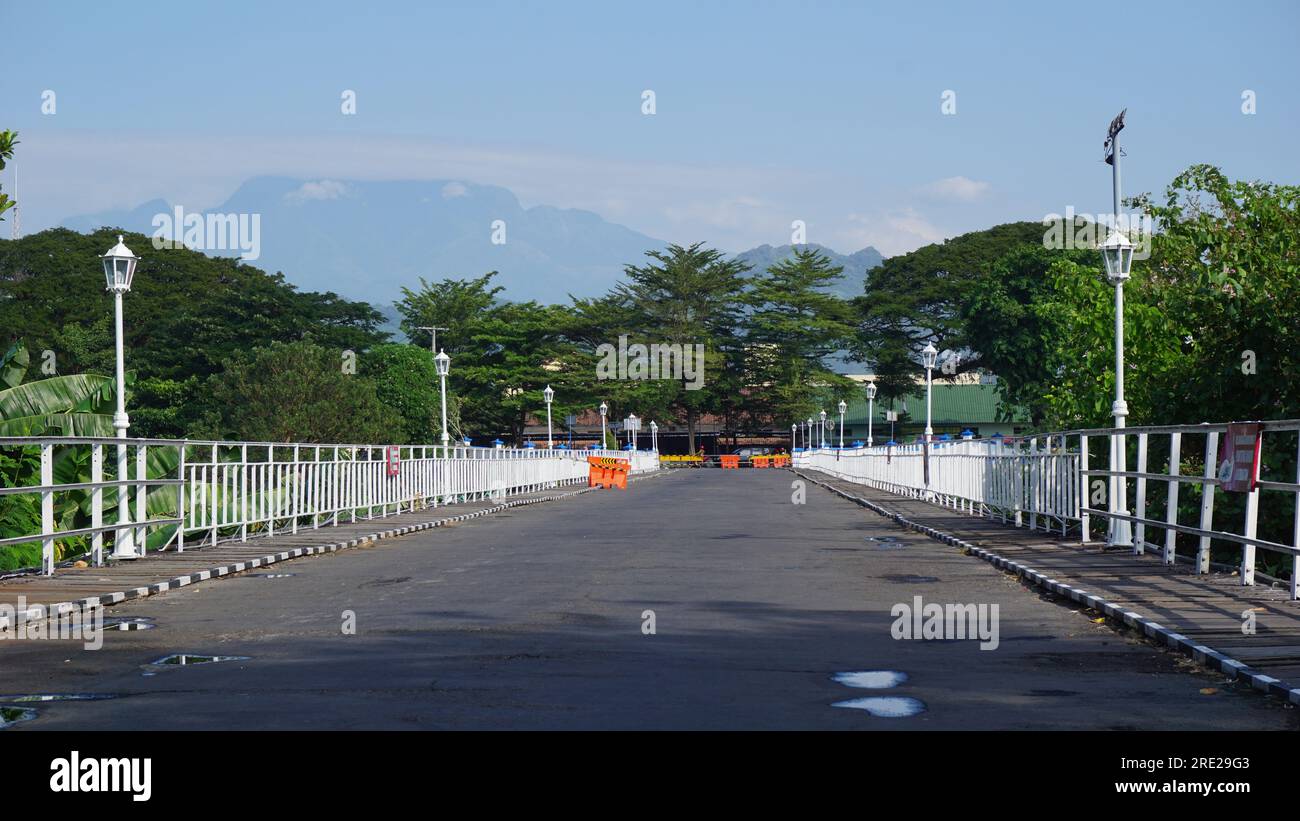 Jembatan Brug Over den Brantas te Kediri. This bridge is the oldest ...