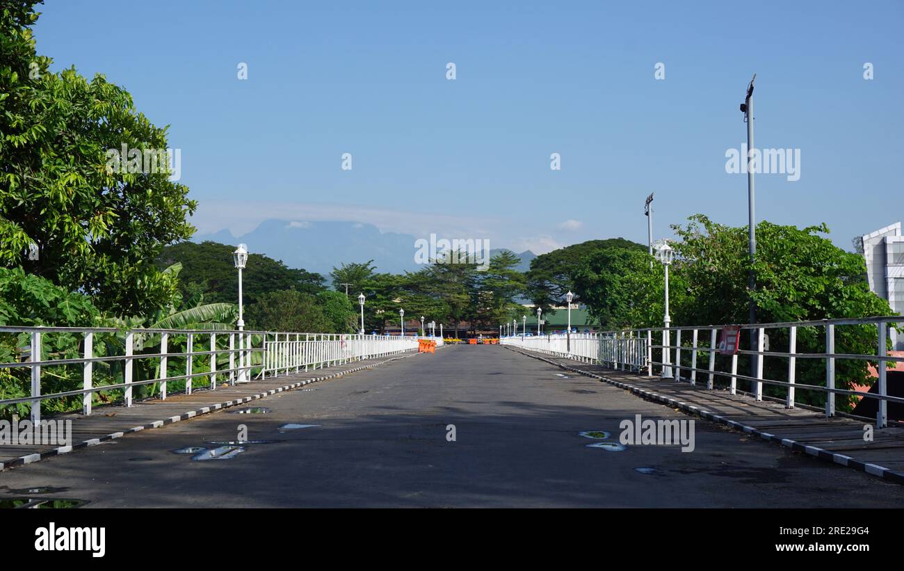 Jembatan Brug Over den Brantas te Kediri. This bridge is the oldest ...