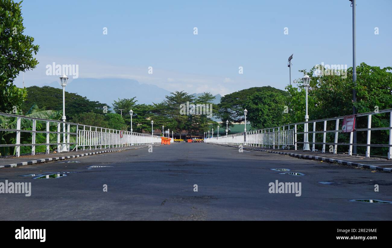 Jembatan Brug Over den Brantas te Kediri. This bridge is the oldest ...