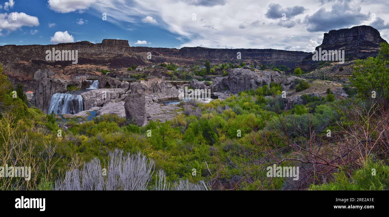 Shoshone Falls on the Snake River as viewed from the hiking trail. Twin ...