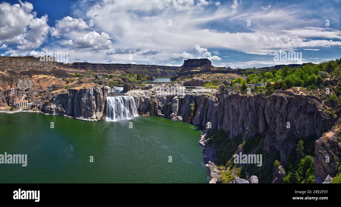 Shoshone Falls on the Snake River as viewed from the hiking trail. Twin ...