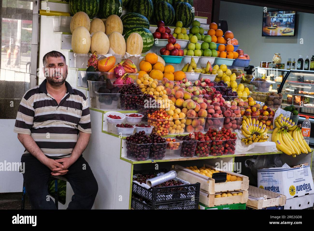 Kazakhstan, Almaty. Green Bazaar Vendor of Fresh Fruit Stock Photo - Alamy