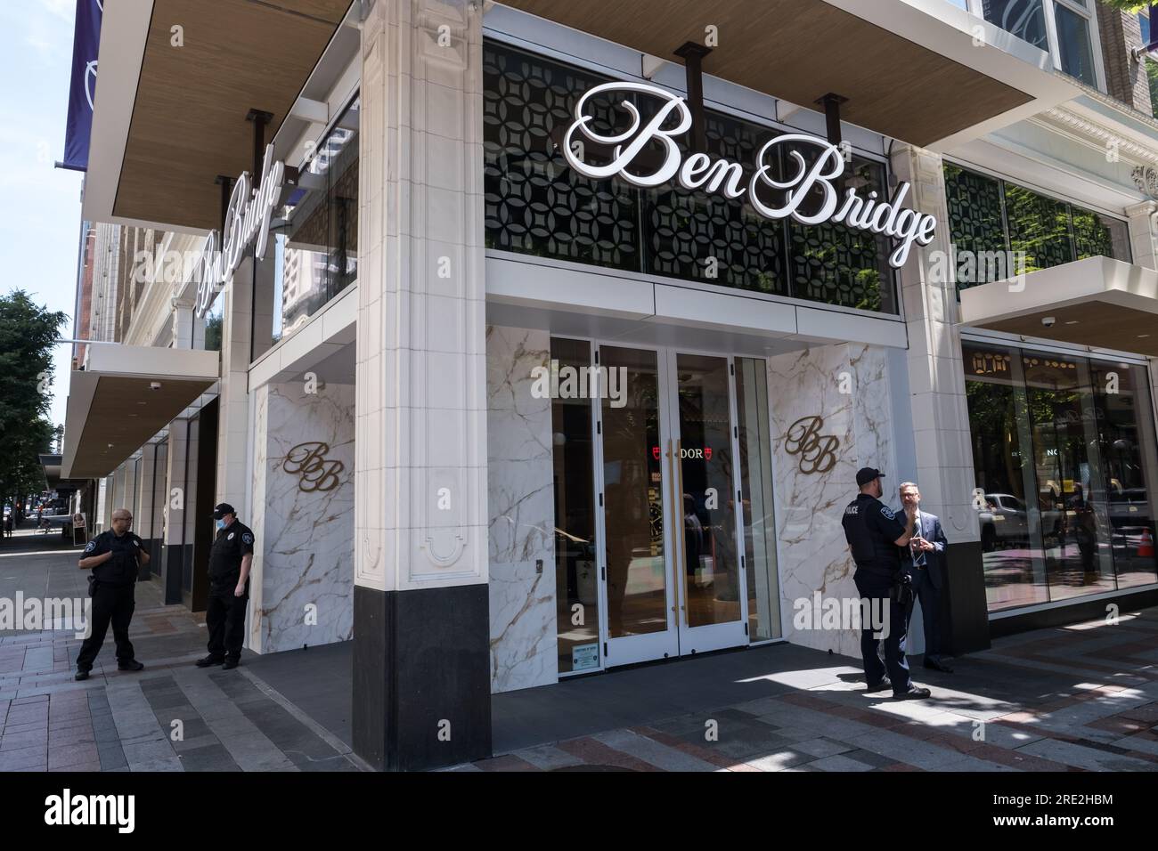 Seattle, USA. 6th July, 2023. Police outside the new Ben Bridge jewelry ...